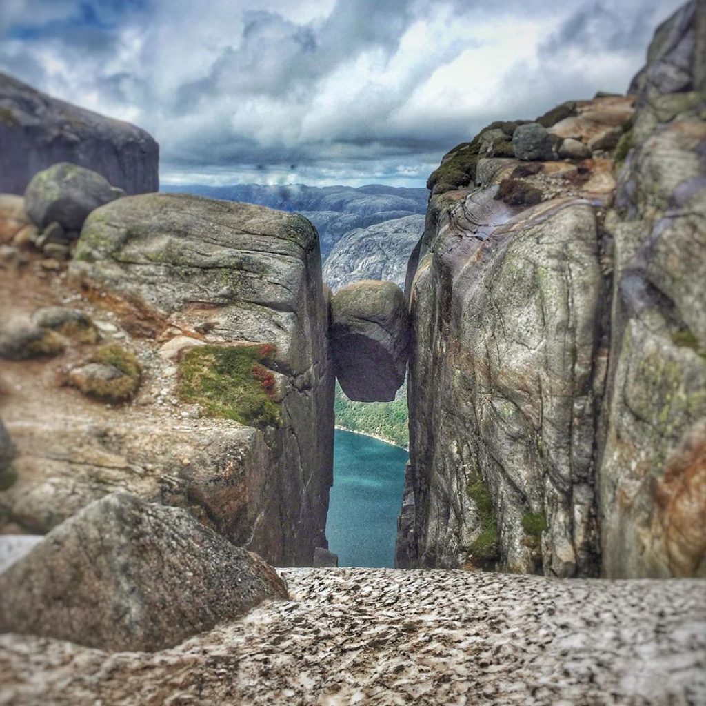 Como essa rocha ficou entalada sobre um abismo? – Geografia Visual
